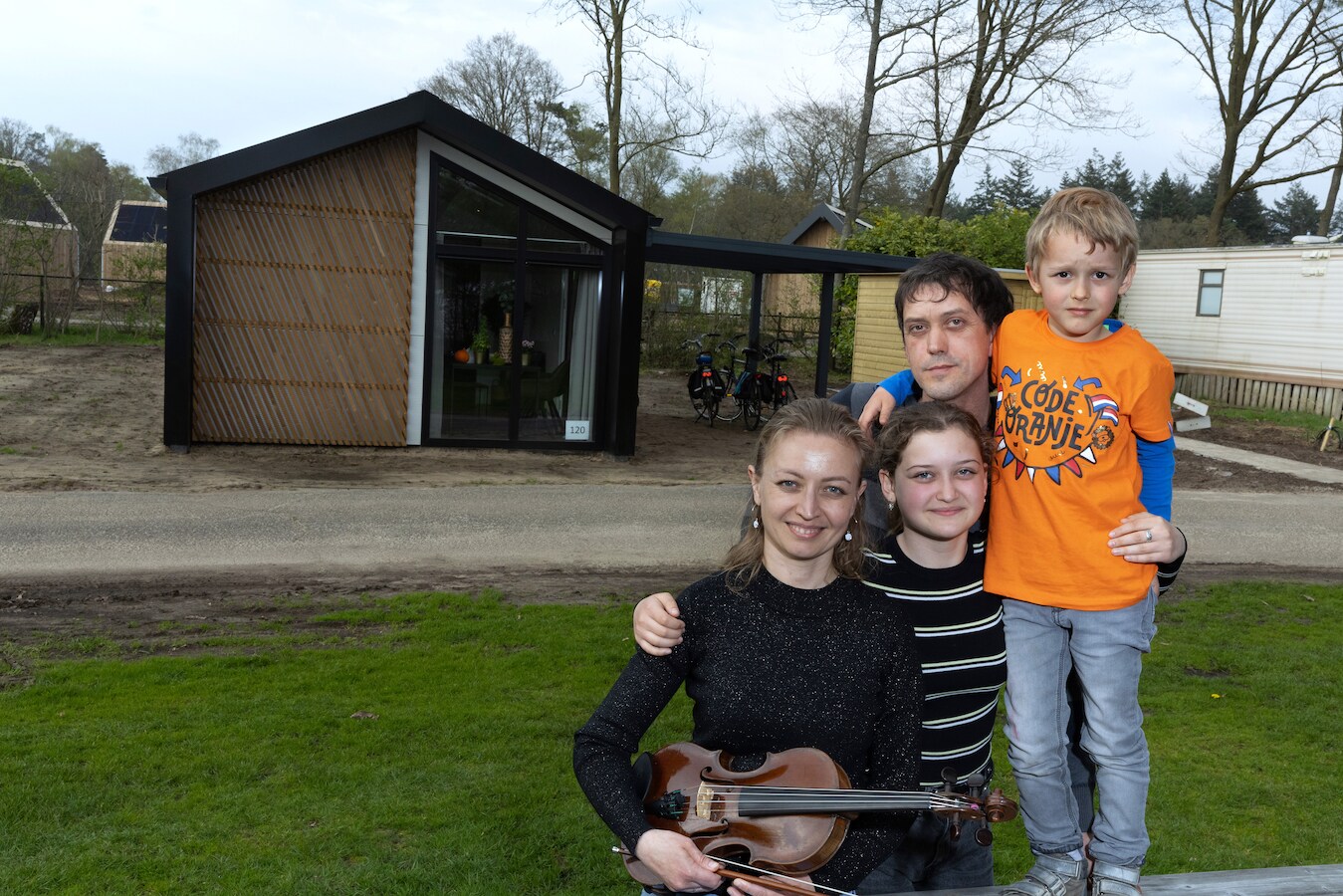 De viool van Eva uit Oekraïne brengt geluk op deze camping ...