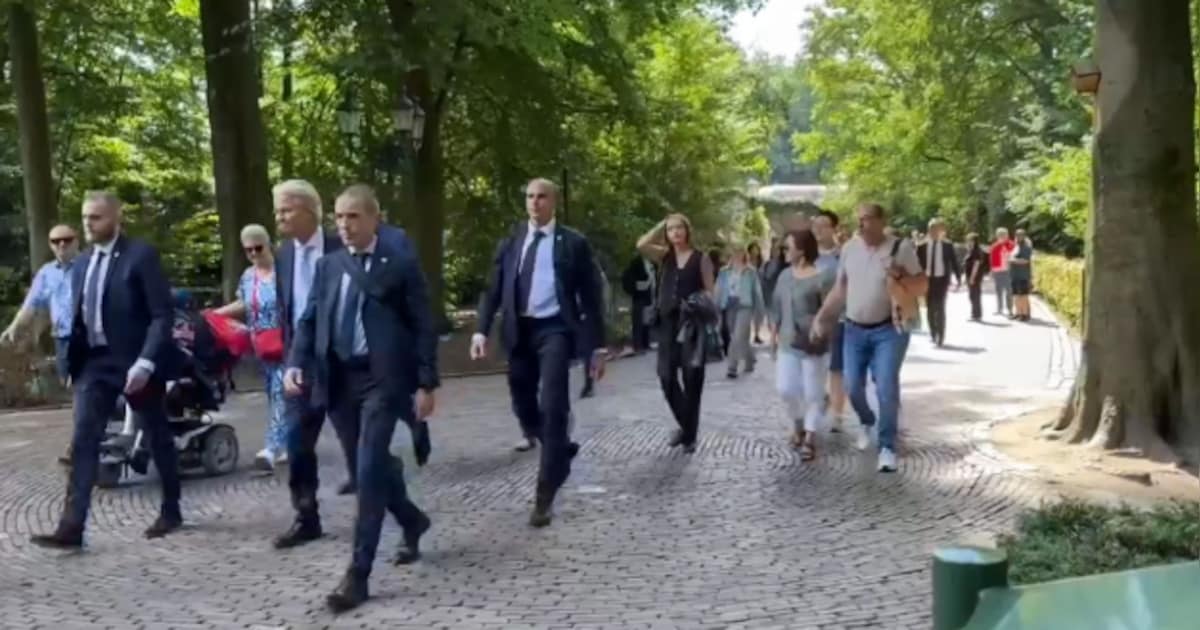 Beveiliger moet man tegenhouden die scheldend op Geert Wilders af stapt ...