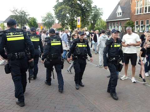 Politie houdt 5 mensen aan en weert groep onruststokers van buiten ...