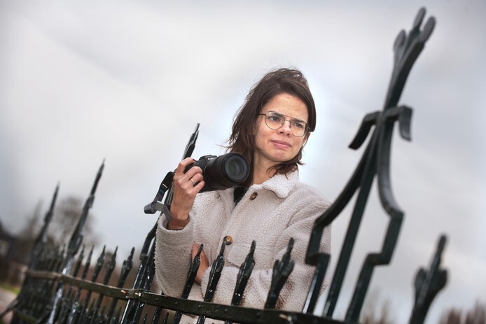 Stephanie werkt niet op de gezelligste plekken, maar ze zou niet anders ...