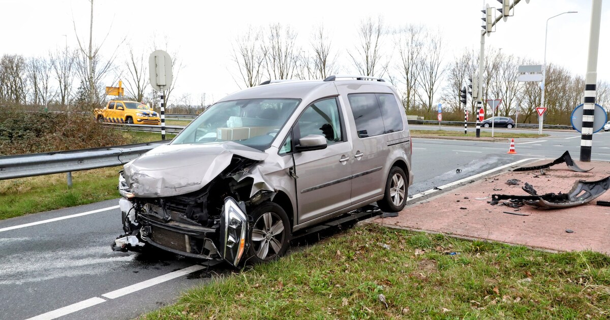 Auto's in de kreukels na ongeluk op N323 bij Echteld | 112 nieuws Neder ...