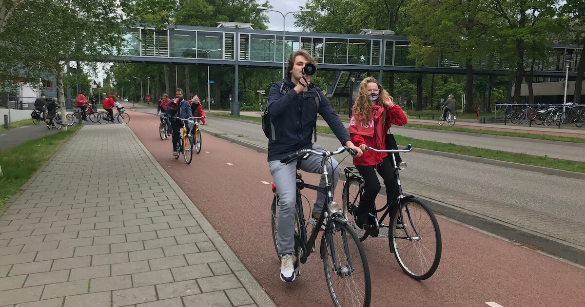 Nijmeegse studenten schreeuwen met megafoons op hun fiets om aandacht ...