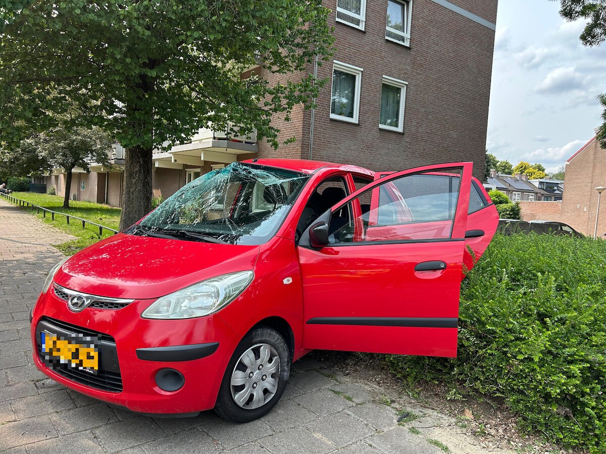 Man gewond naar het ziekenhuis na ongeval waarbij auto over de kop ...