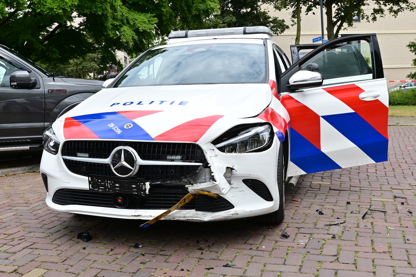 Automobilist negeert stopteken, ramt politiewagen in Breda en ontkomt ...