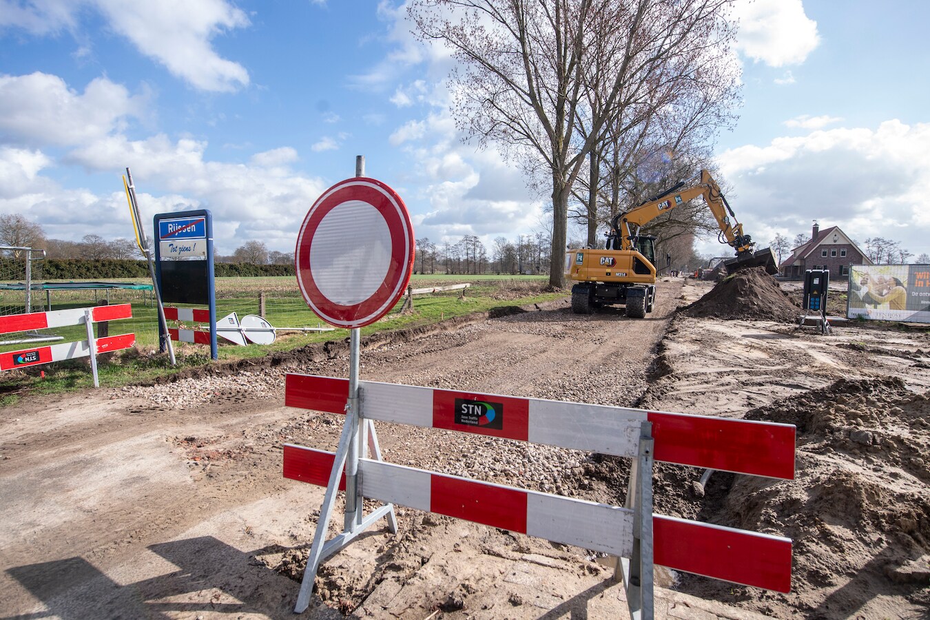 Opeens woont Erik op een eiland tussen de bouwputten en modder: ‘We ...