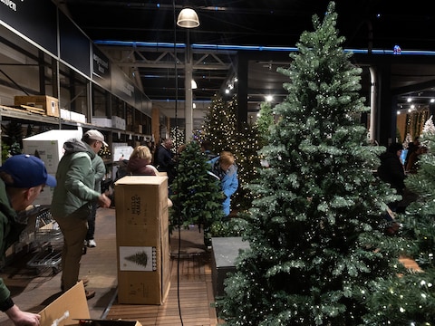 Kerstgekte bij Intratuin in Duiven is zó groot, dat personeel er bijna ...