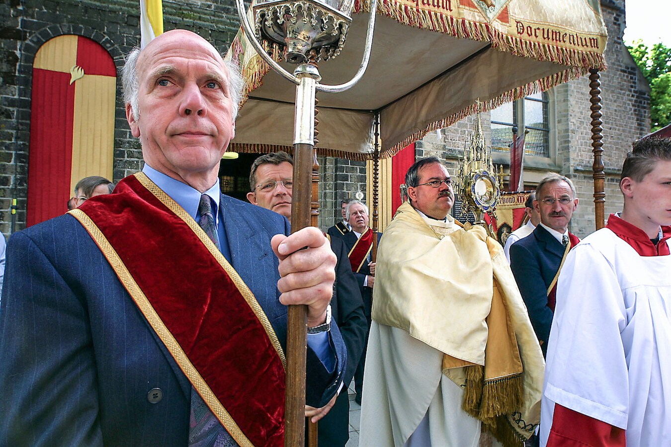 Boze voorzitter Wehlse processie stopt ermee en zet altaar voor de kerk ...