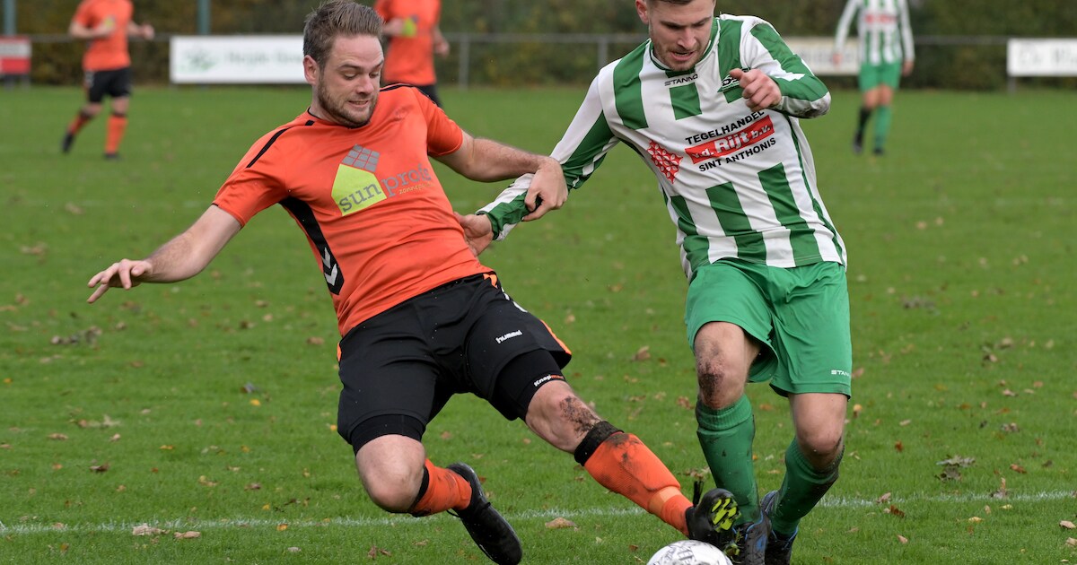 Van den Broek derbyheld van DSV tegen Excellent, Jimmy Hendriks zingt ...