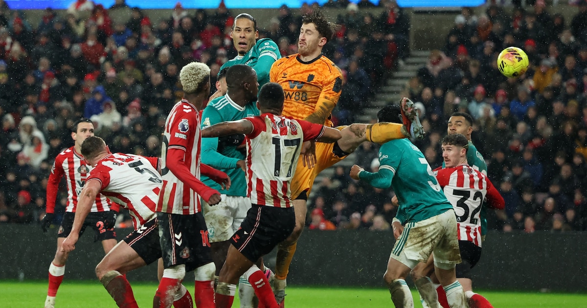 Virgil van Dijk klopt Robin Roefs in de lucht en bezorgt Liverpool zege ...