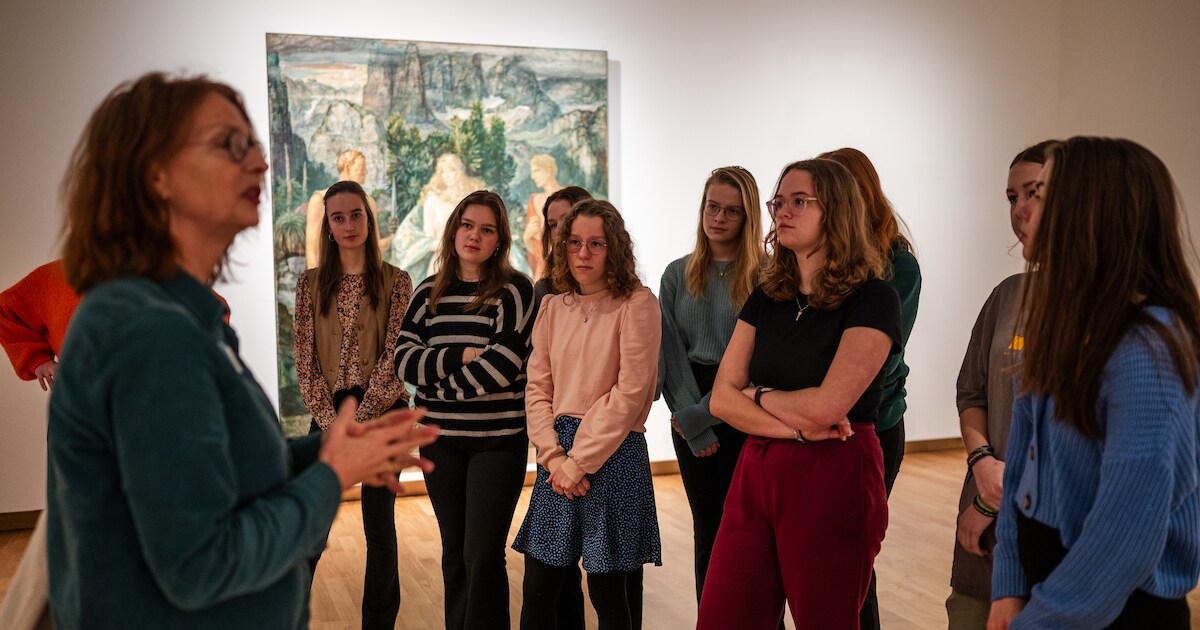 Met scholieren langs kunst uit de nazitijd: ‘Een kwart van de jongeren ...