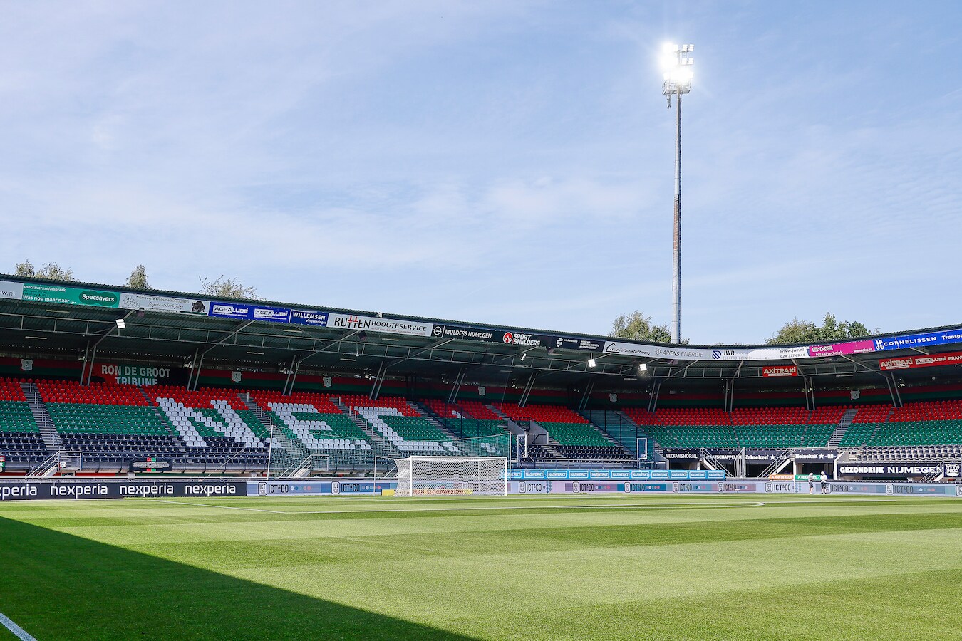 Gigantische inbraak in NEC-stadion: twee mannen graven kuil en stelen ...