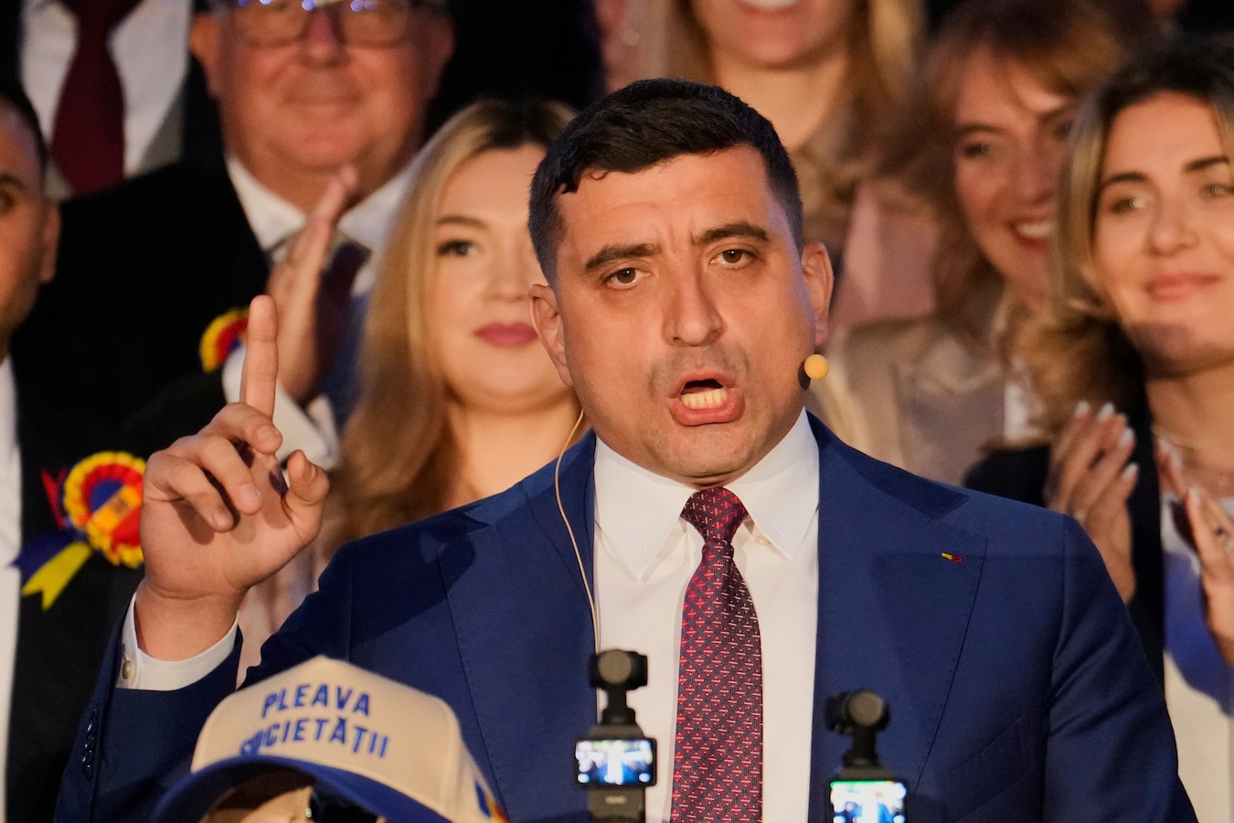 Pro-Europese Dan nieuwe president Roemenië, eurosceptische Simion geeft ...