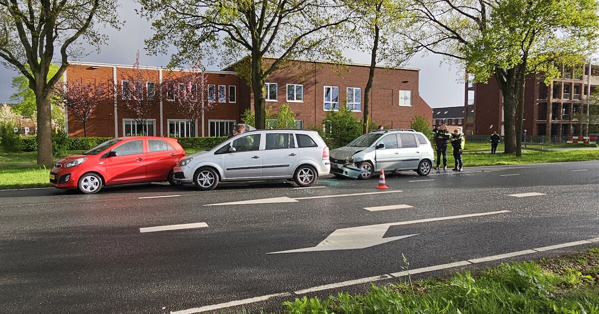 Drie auto’s botsen tegen elkaar op de N224: één gewonde naar het ziekenhuis | Ede | gelderlander.nl