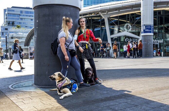 Kyrah en Denise (23) kennen elkaar via hun hulphonden: ‘We vinden ...