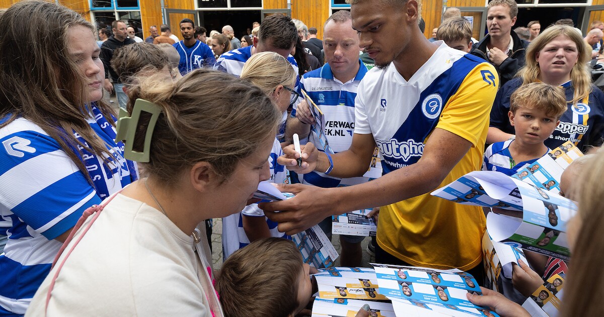 De Graafschap-supporter Jowley is blij met de handtekening van Levi ...