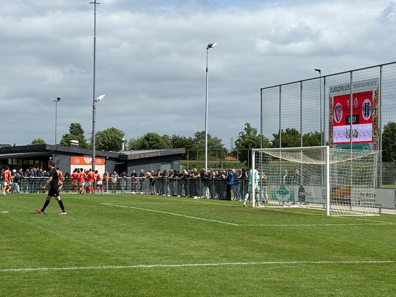 LIVE Amateurvoetbal | De Vos breekt Groesbeekse clash open, rode kaart ...