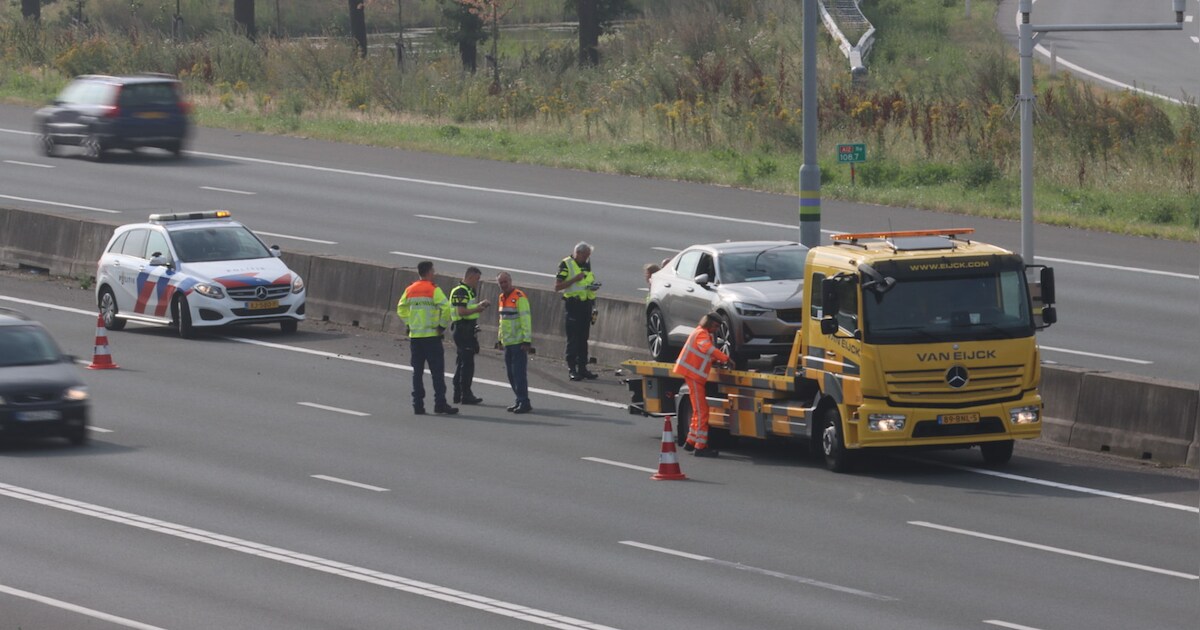 Automobilist botst tegen vangrail op A12 bij Ede | Ede | gelderlander.nl