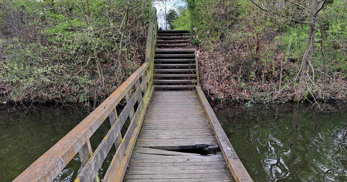 Groot gat in brug over vijver van Emiclaer door brandstichting ...