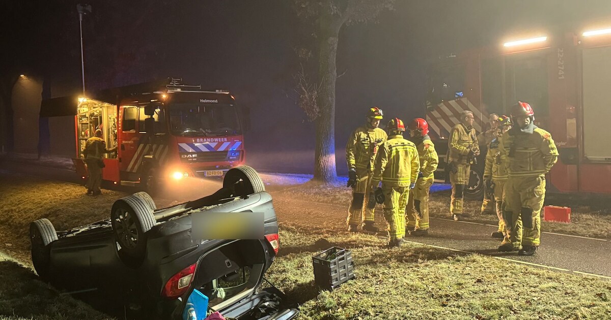 Auto glijdt van weg af en belandt ondersteboven in berm bij Bakel ...