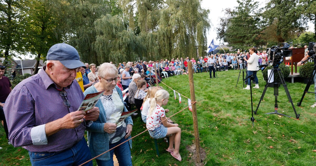 Volkslied van Hengelo klinkt uit honderden kelen: ‘Daar midden in de ...