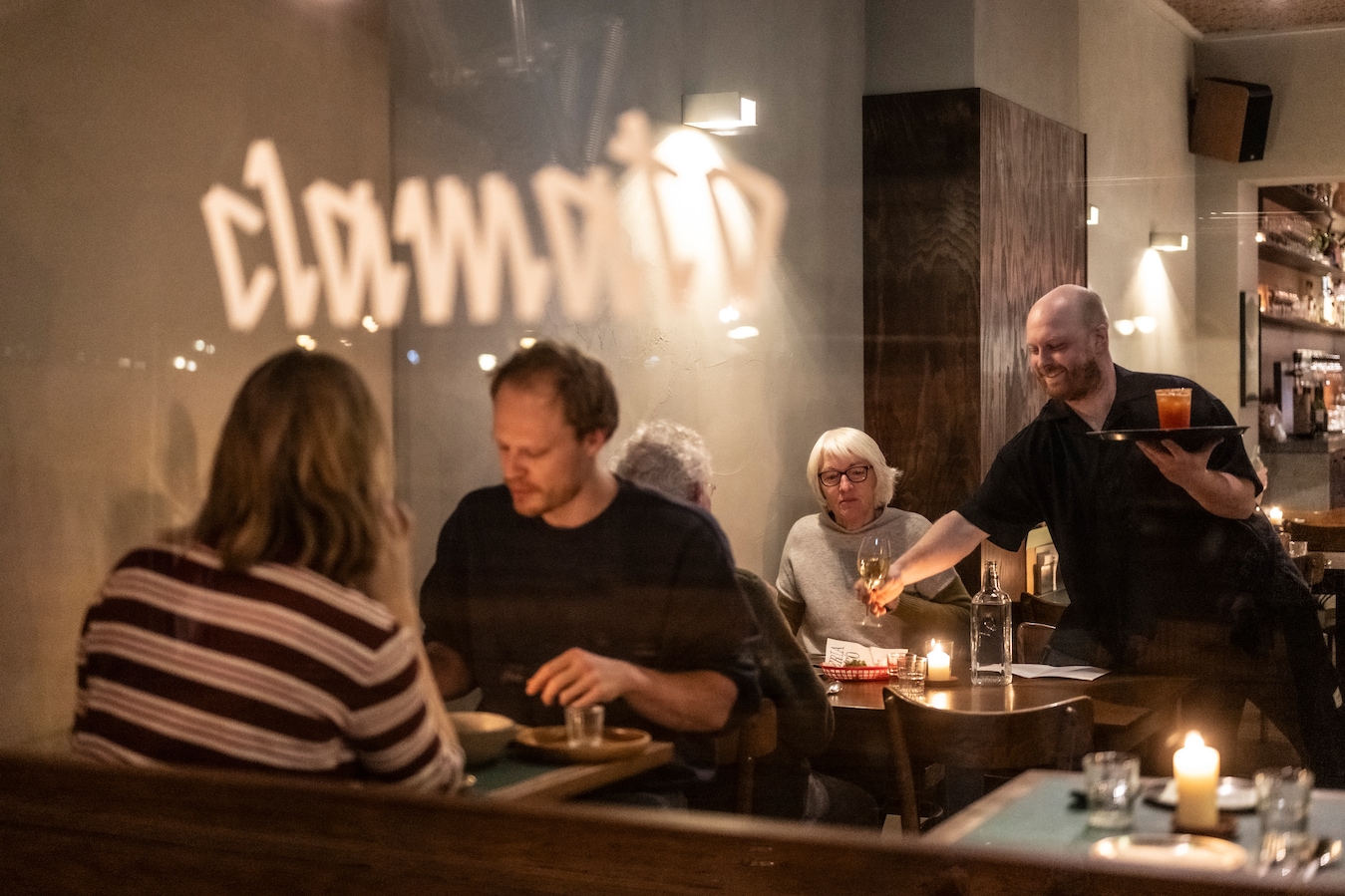 Dit is waarom iedereen naar Clamato wil: mezcal, mole en een ambiance ...