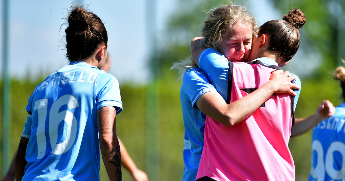 Topvoetbalster raakt zwanger, maar club beëindigt contract: nu krijgt ...