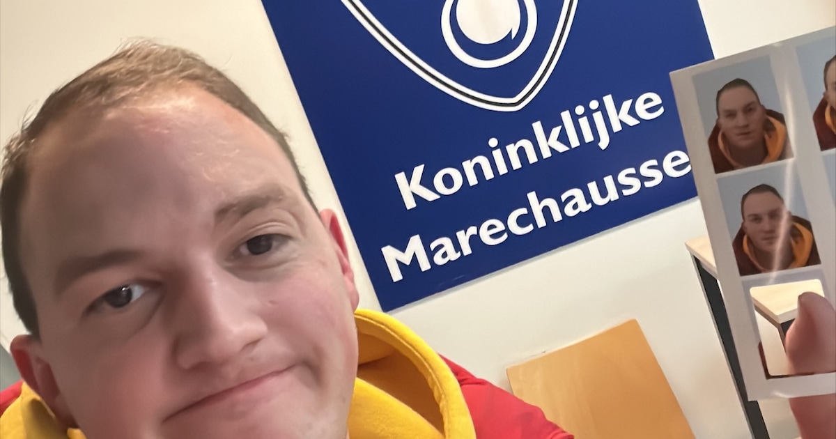 Martijn ontdekte vlak voor hij vliegtuig instapte dat hij in plaats van ...