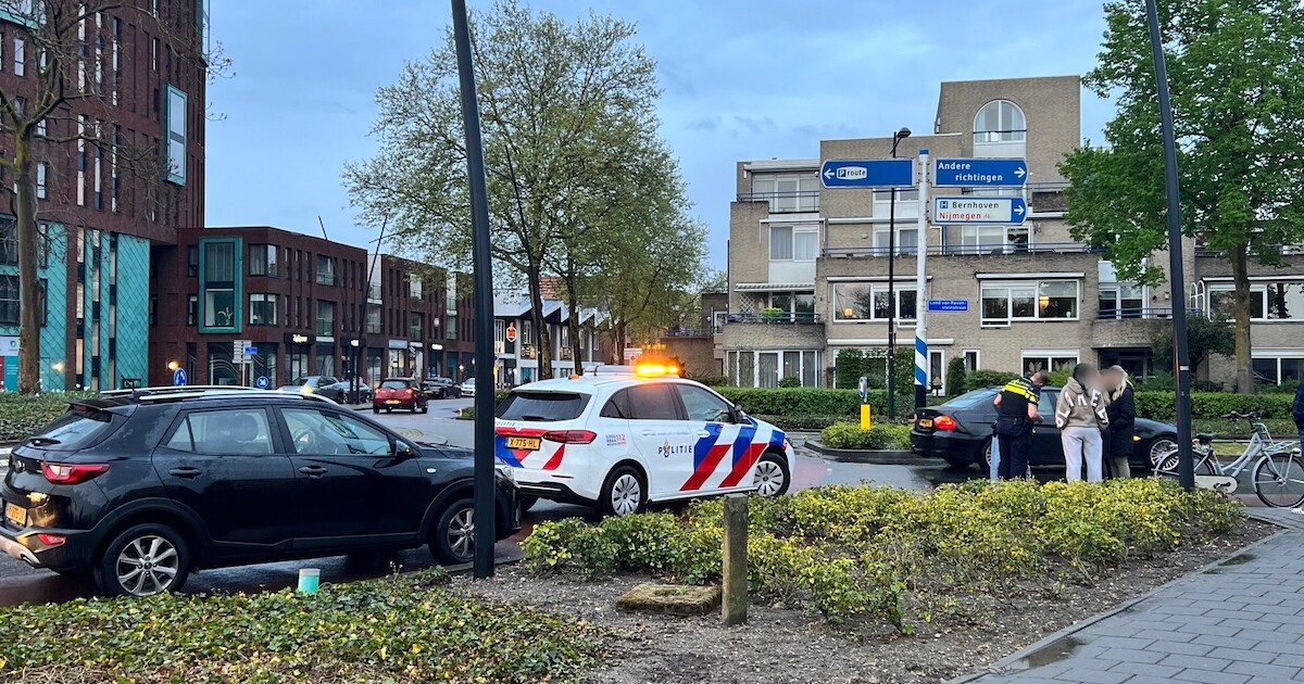 Automobilist ziet fietser over het hoofd op rotonde in Uden en rijdt ...