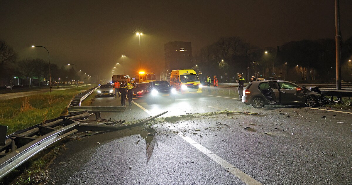 Auto rijdt door vangrail en crasht op A59 na achtervolging, bestuurder ...