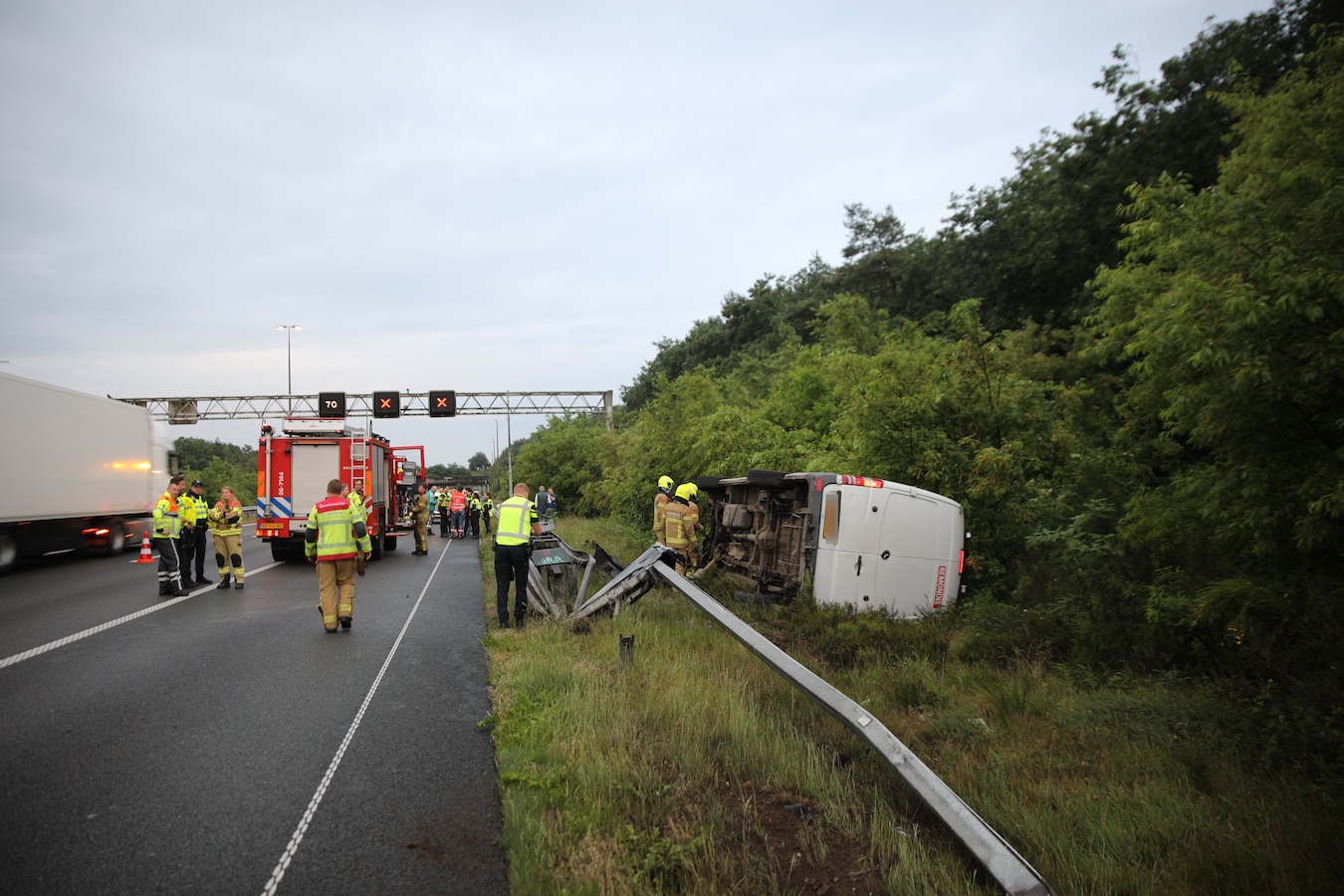 Bestelbus belandt in berm na botsing met vangrail op A50 tussen ...