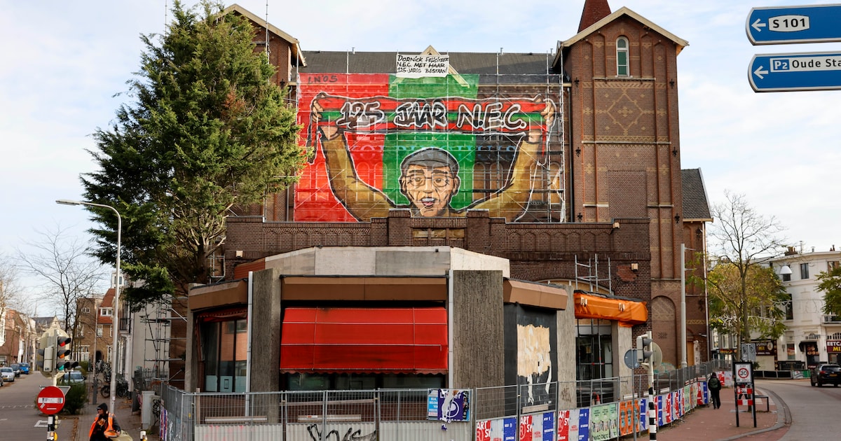 Midden in de stad hangt ineens een groot spandoek als eerbetoon aan 125 ...