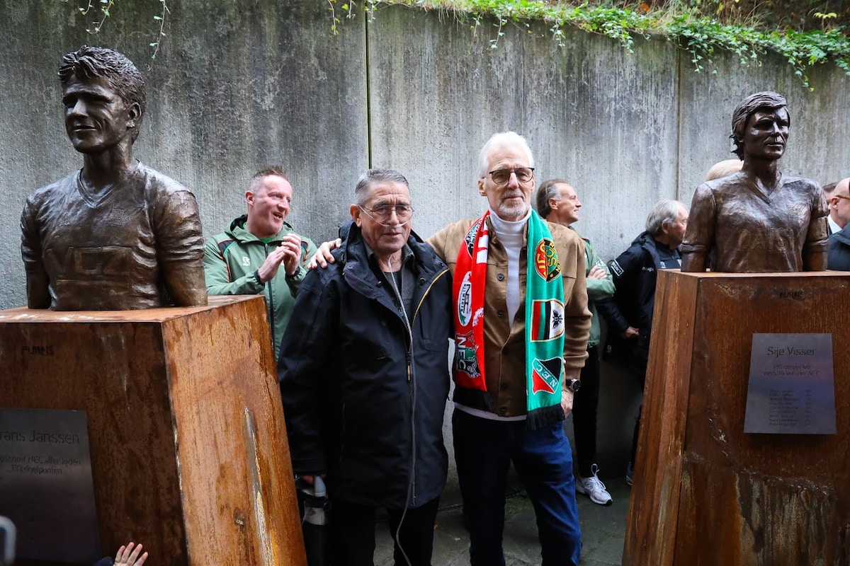 NEC-iconen Sije Visser en Frans Janssen ontroerd bij onthulling ...