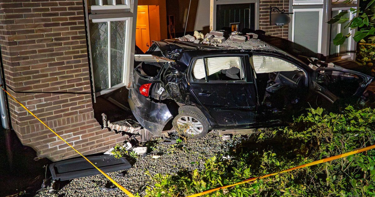 Automobilist (21) uit Nuenen overleden na binnenrijden huis in Beek en ...