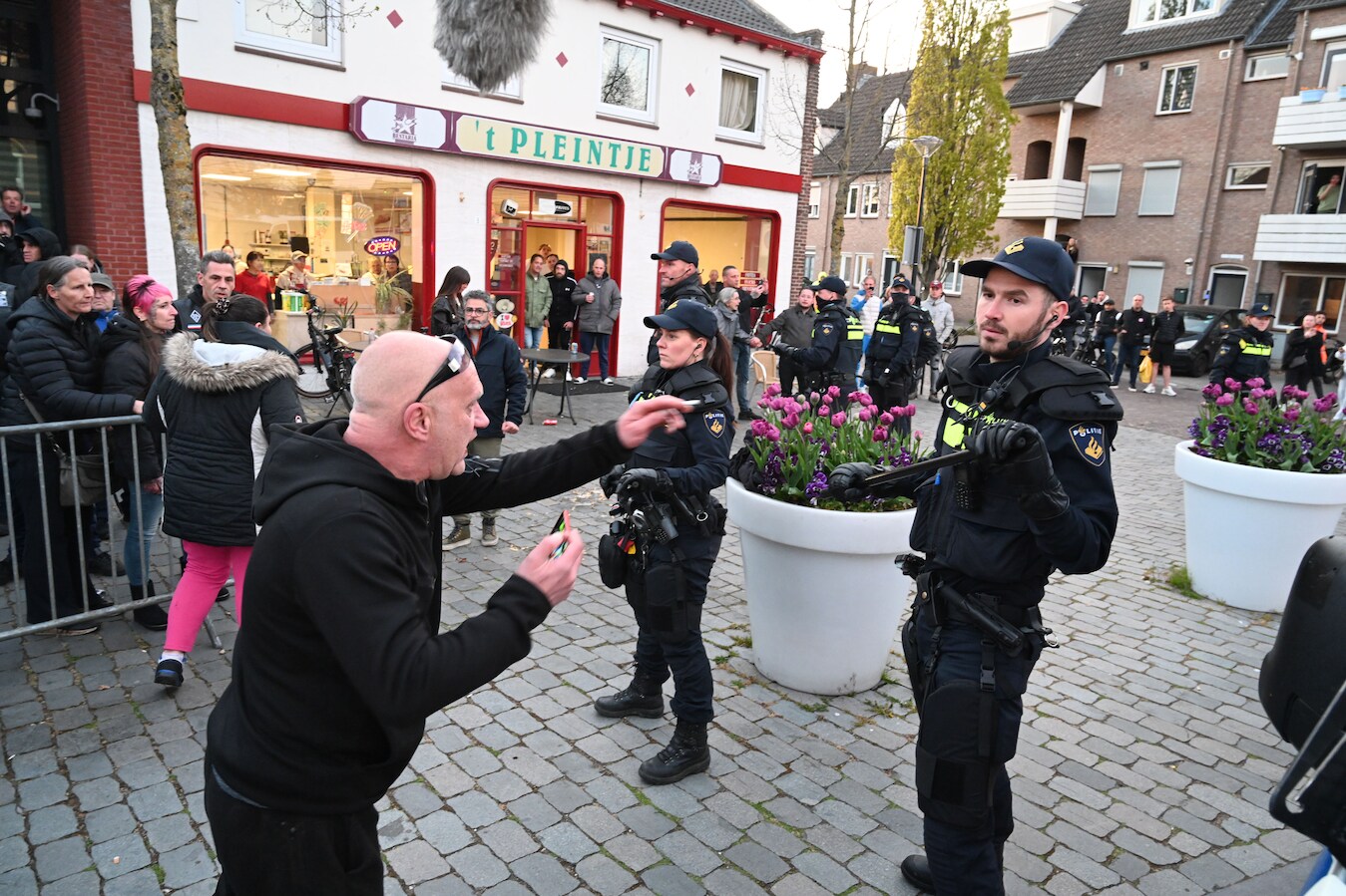 Politie maakt einde aan azc-protest in Uden nadat zelfs pepperspray ...