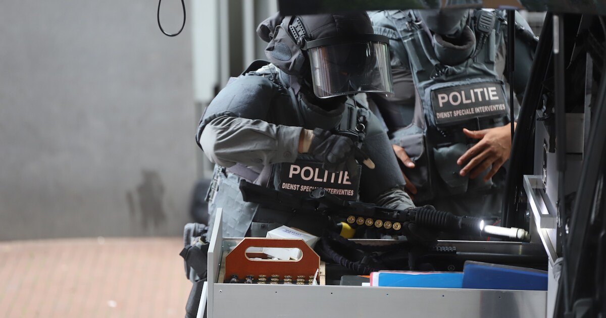 Arrestatieteam van politie doet inval in appartementencomplex in ...