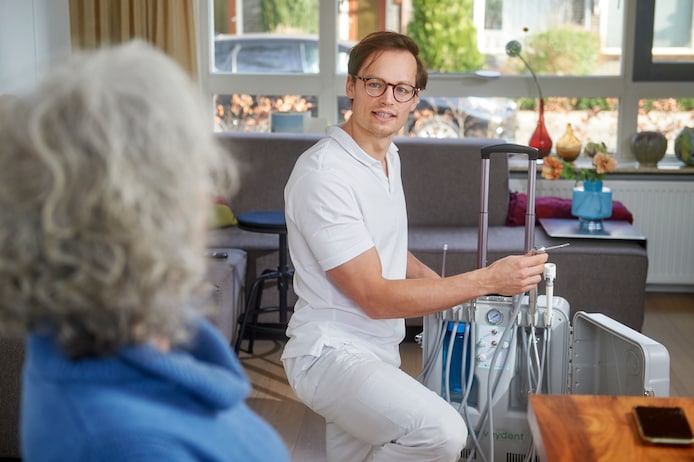 Mondhygiënist Kasper komt met mobiele praktijk aan huis: ‘De angst zit ...