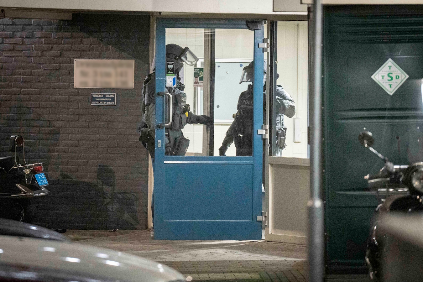 Oscar is poedelnaakt als politie met grof geweld zijn flat binnenvalt ...