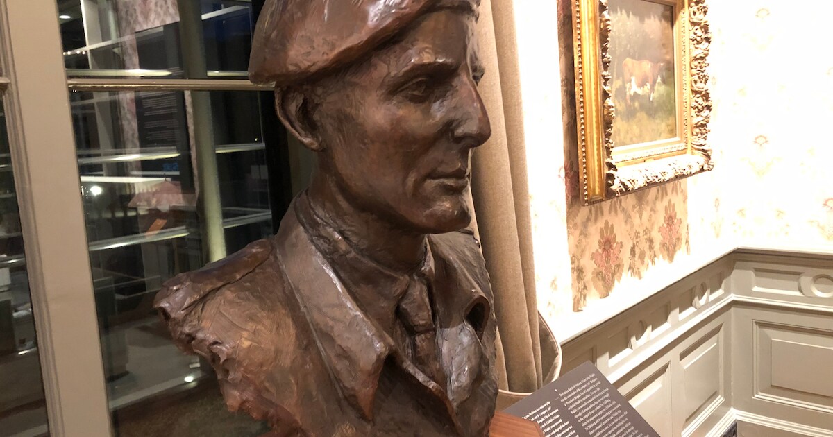 Ereplaats voor buste van oorlogsheld John Waddy in Airborne Museum ...