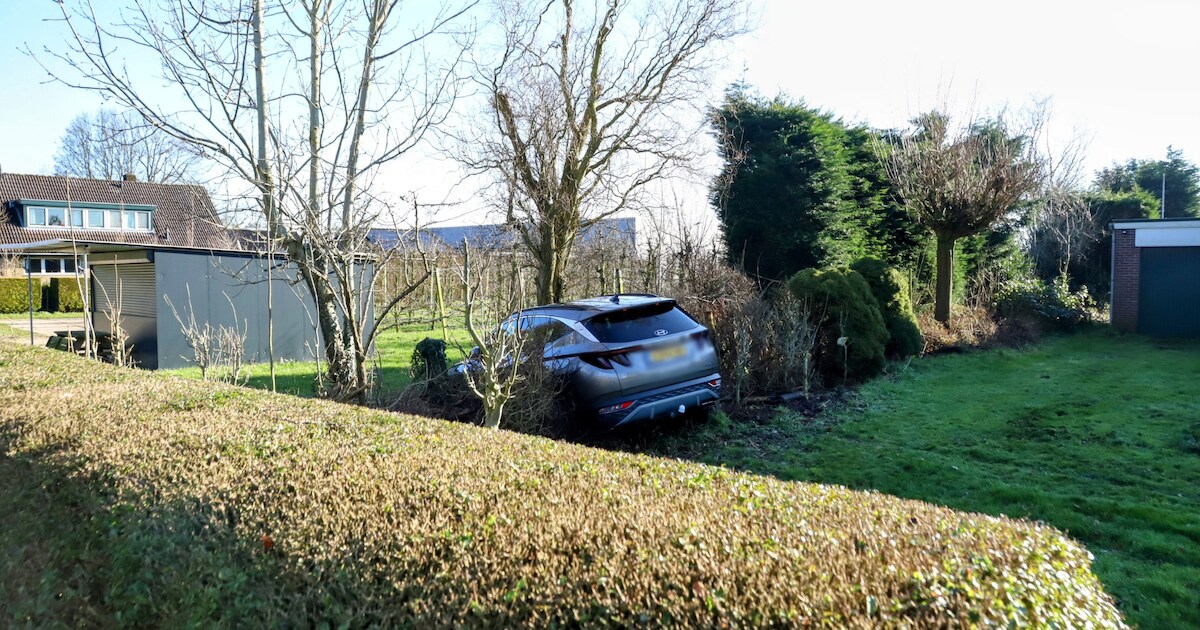 Automobilist verliest macht over het stuur en belandt in voortuin in Ochten | 112 nieuws Neder ...