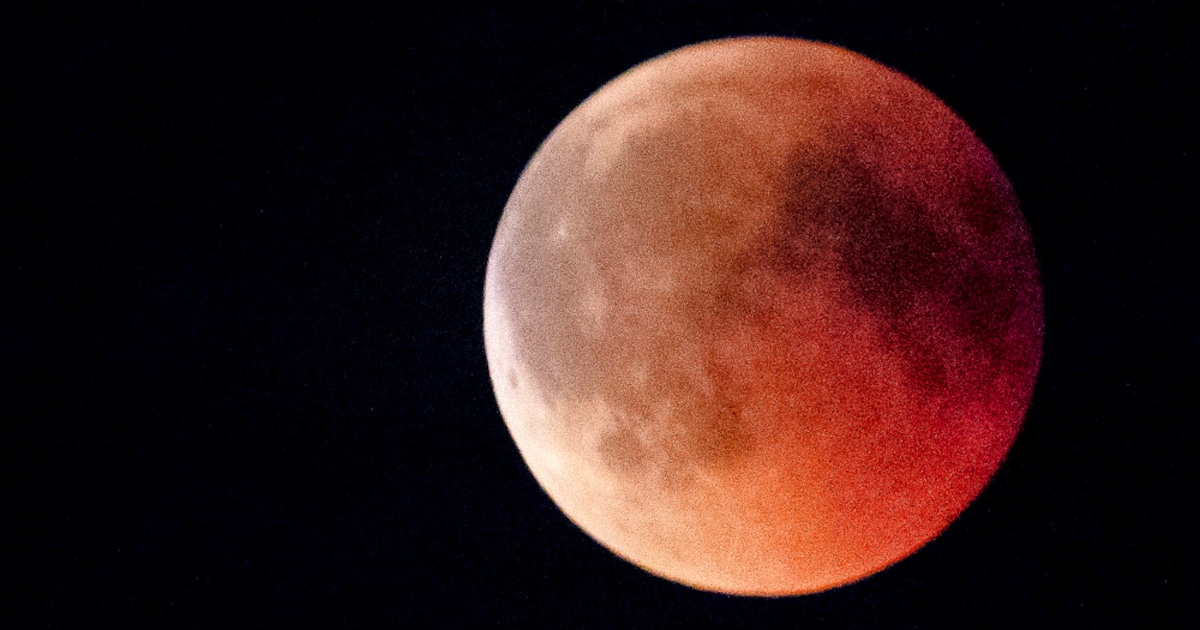 Zondag is de ‘bloedmaan’ te zien: ‘Verrekijker is aanrader, maar ook met het blote oog is het al ...