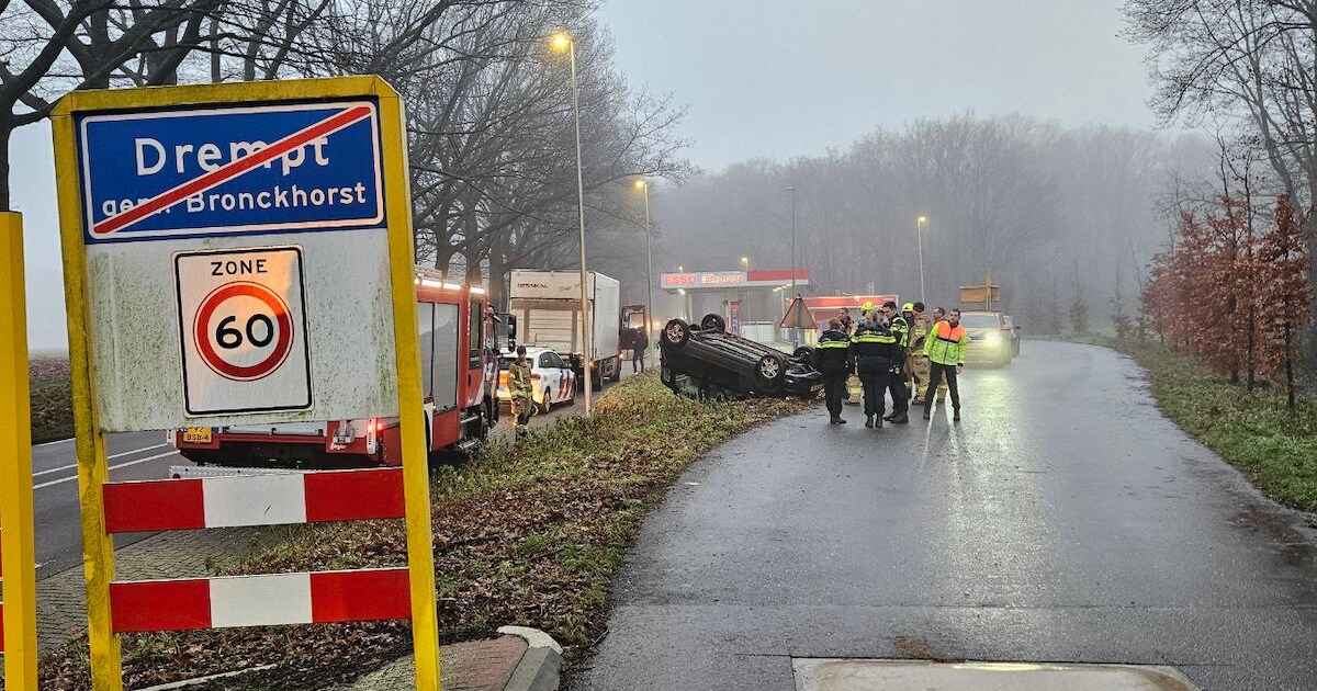 Auto ondersteboven in berm na botsing met vrachtwagen op N317 bij Drempt | 112 nieuws ...