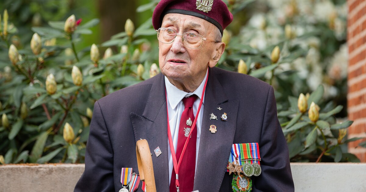 Geoff Roberts (100), die op zijn 19e vocht in Oosterbeek, is weer bij ...
