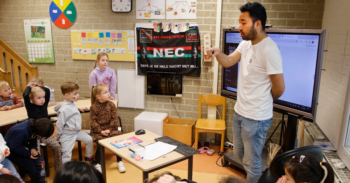 Meester Djimondi geeft kleuters les in NEC-kun­de. ‘En...wij...zijn ...