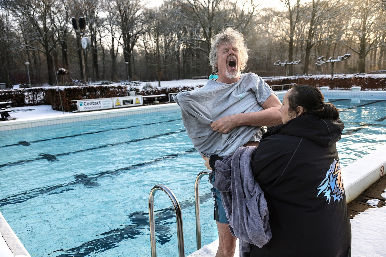 Verslaggever stapt vol goede moed het ijswater van 3 graden in, dan ...