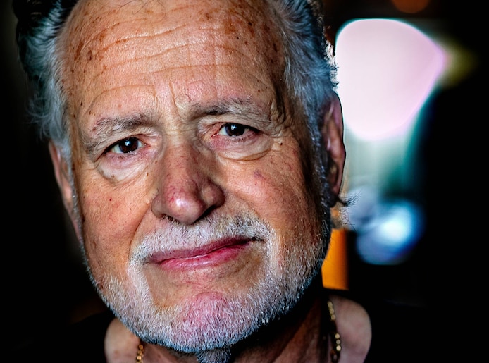 George Baker ‘woont’ in zijn studio: ‘Mijn vrouw vraagt weleens wat ik ...