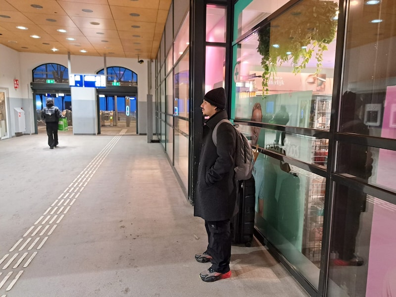 LIVE Winterweer | Honderden vluchten geschrapt • NS-treinen rijden weer ...