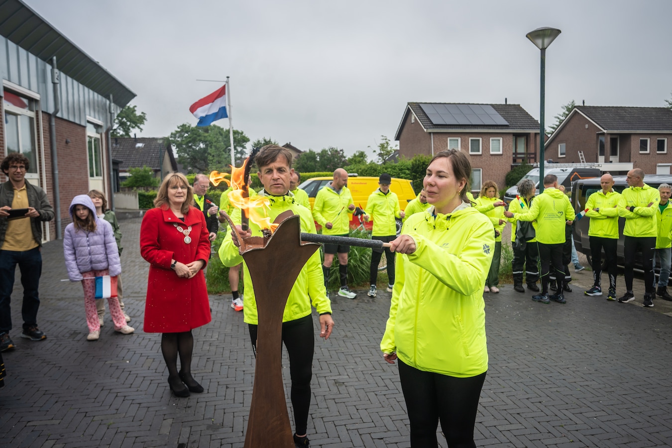 Hardlopers nemen het Bevrijdingsvuur én de pastoor mee naar Oeffelt ...