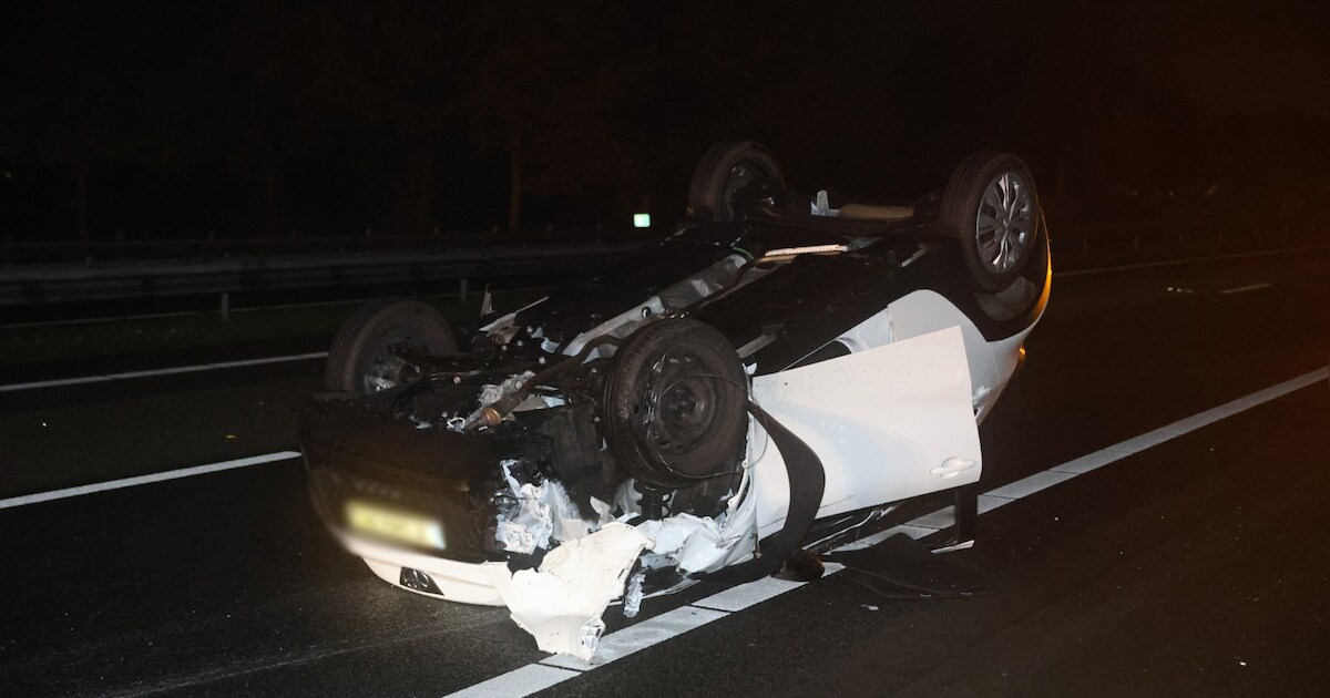 Auto over de kop geslagen door botsing op A30 bij Ede | 112 nieuws Ede ...