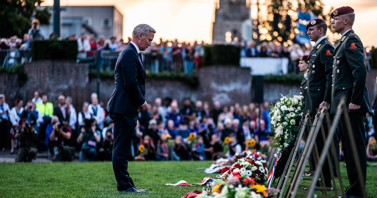 Staatssecretaris Van der Burg eert Joodse soldaten die vochten bij de ...