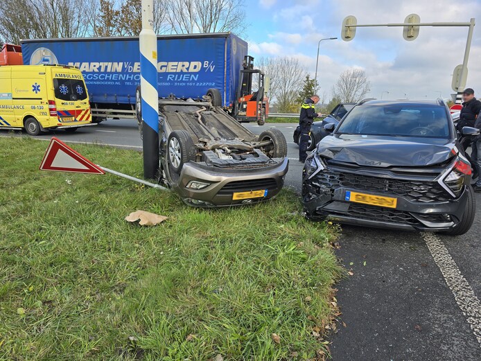 Auto slaat over de kop na botsing op N323 in Echteld | 112 nieuws Neder ...